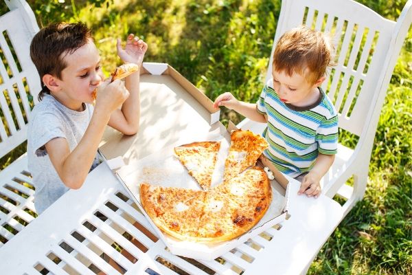 15 Easy & Fun Family Dinner Activities to Embrace Your Time Together ...